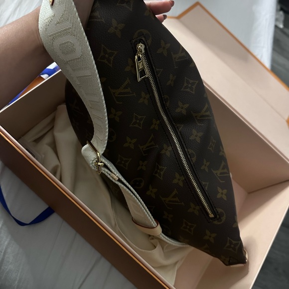 Louis Vuitton | Bags | Authentic Louis Vuitton High Rise Newer Version ...